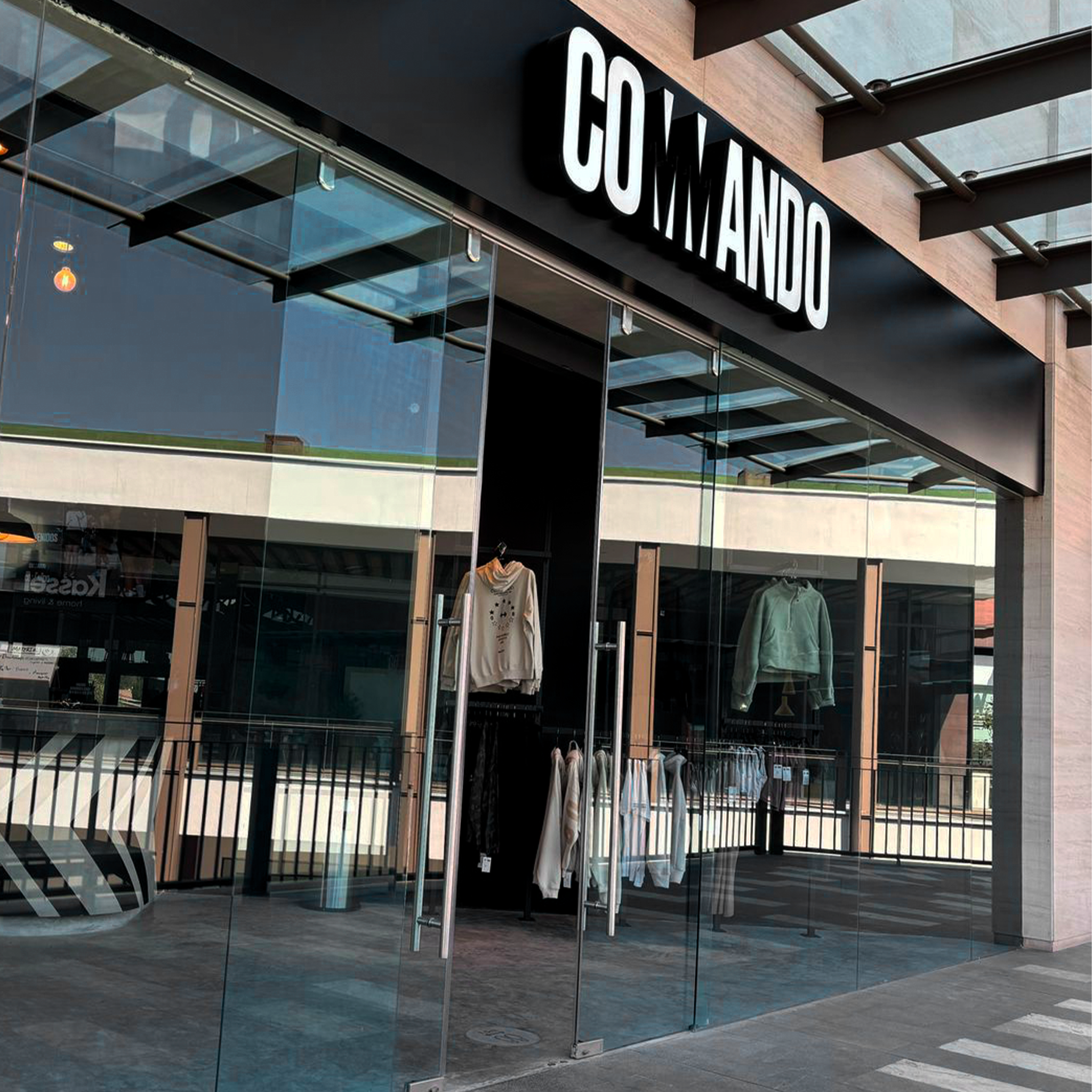 COMMANDO – Town Square Metepec